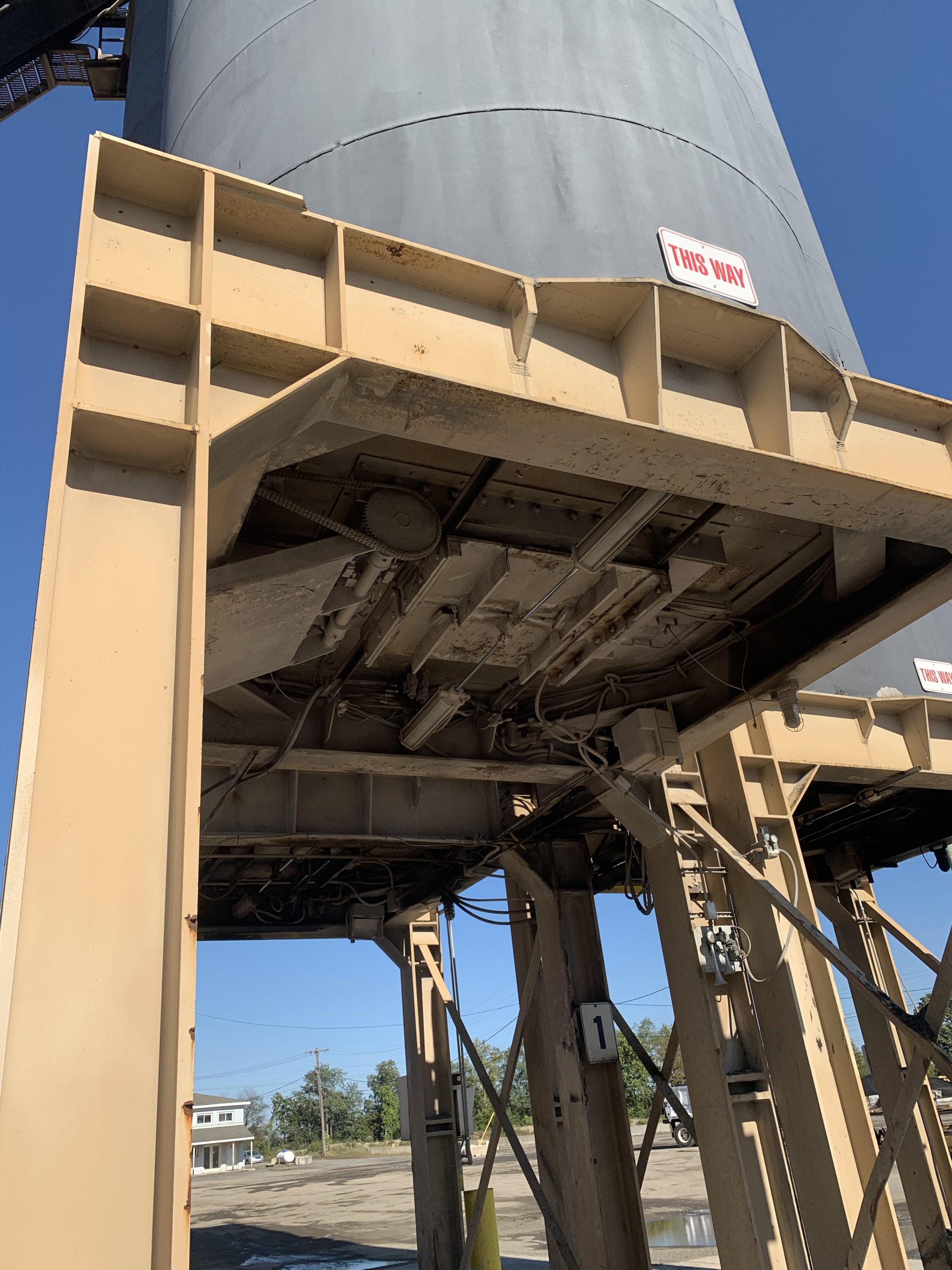 APS #SI008 – 2005 (3) 250 Tons Dillman Silos over (2) Truck Scales with ...