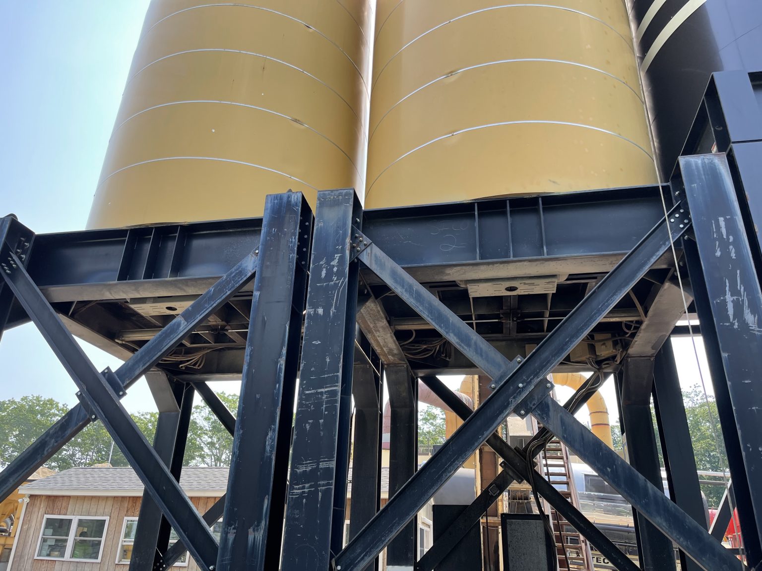 APS # SI016 – (2) ADM 200 Ton Silos w/ 300 TPH Astec Drag & Transfer ...