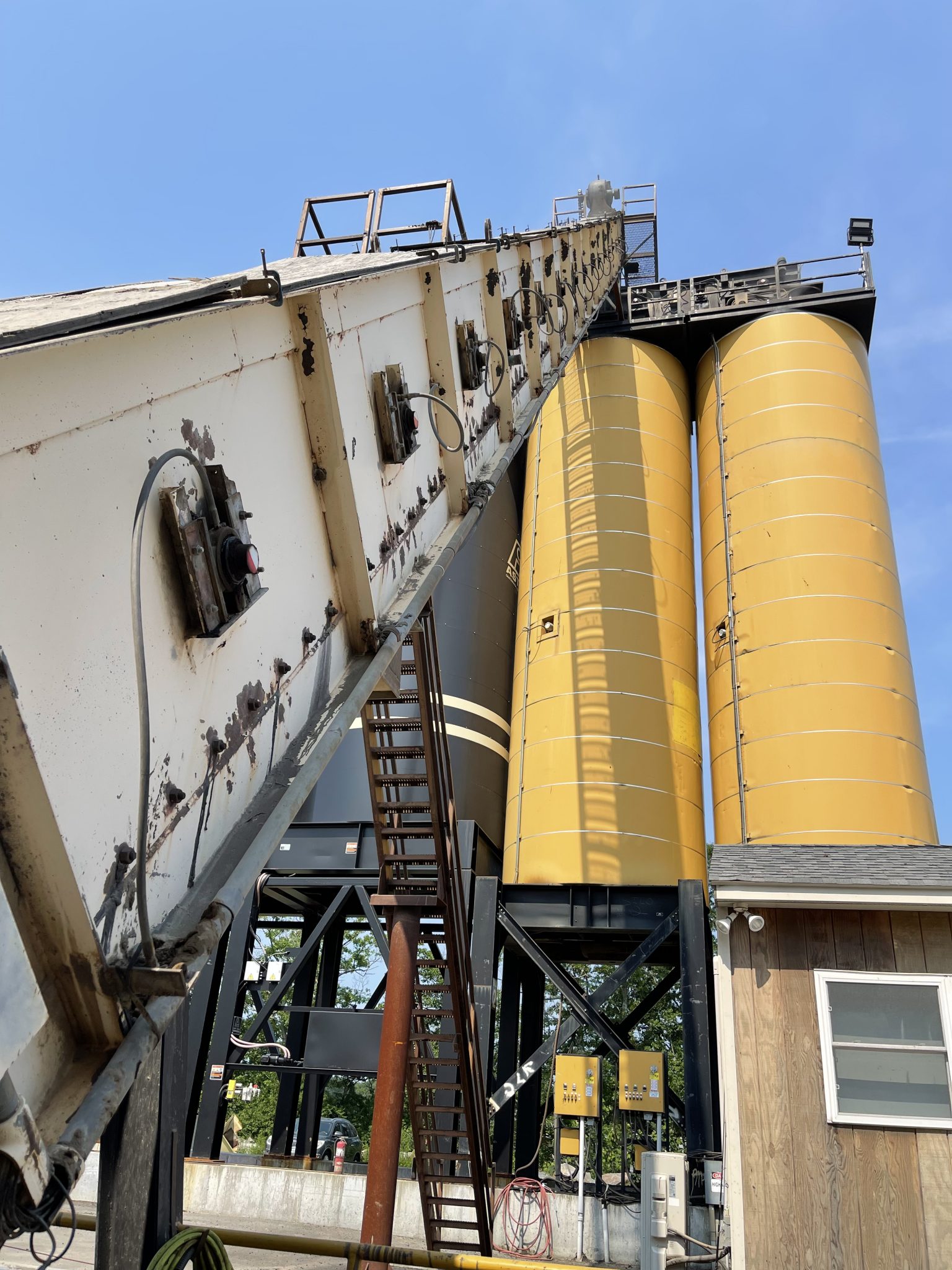 APS # SI016 – (2) ADM 200 Ton Silos w/ 300 TPH Astec Drag & Transfer ...